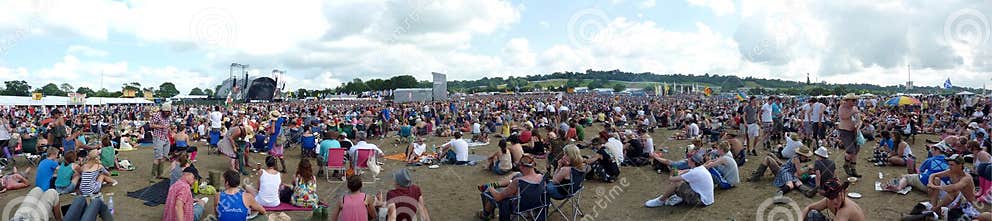 Glastonbury Crowd Panorama editorial photography. Image of festival ...