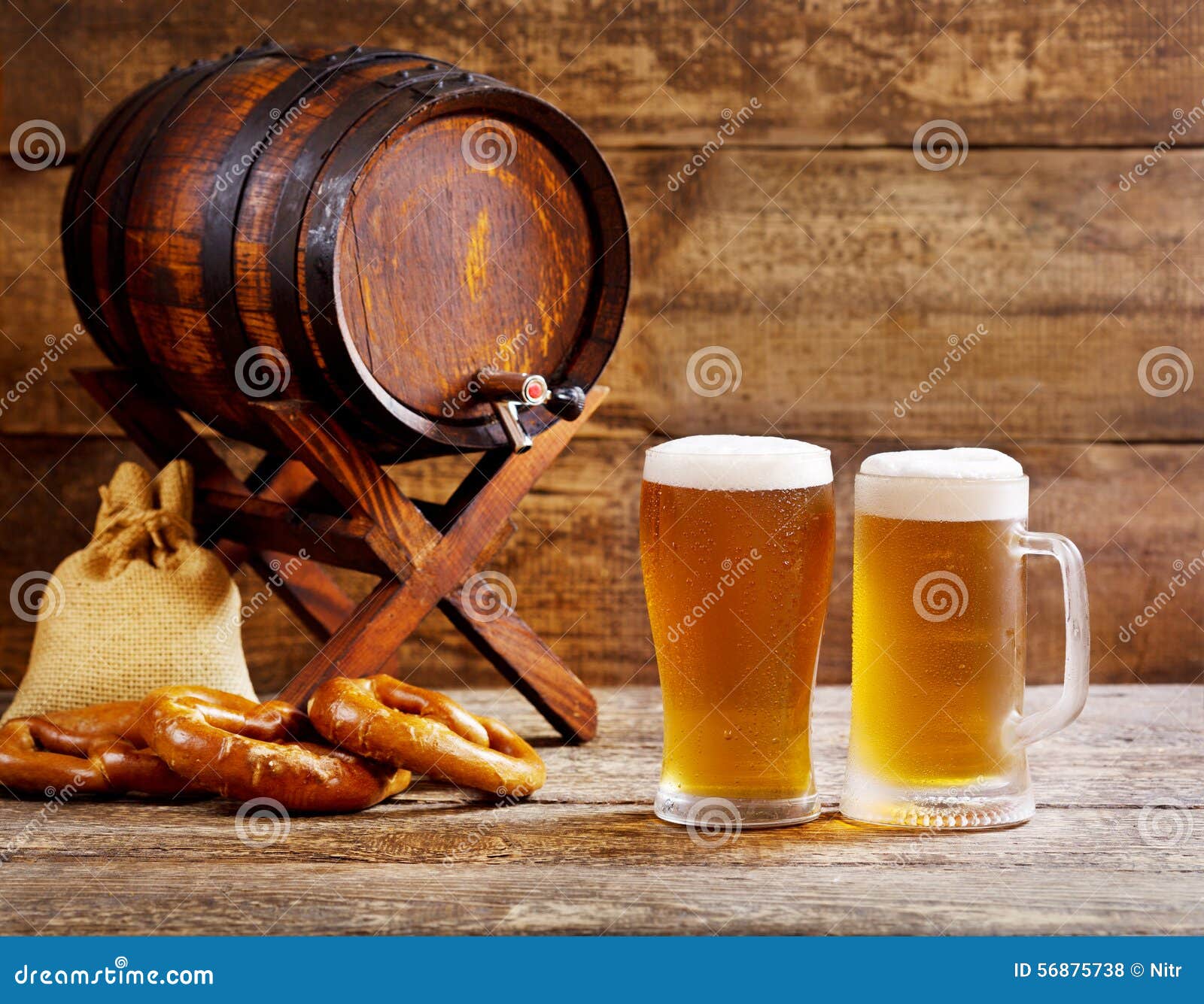 Glazen bier met houten vat stock foto. Image of ijzer - 56875738