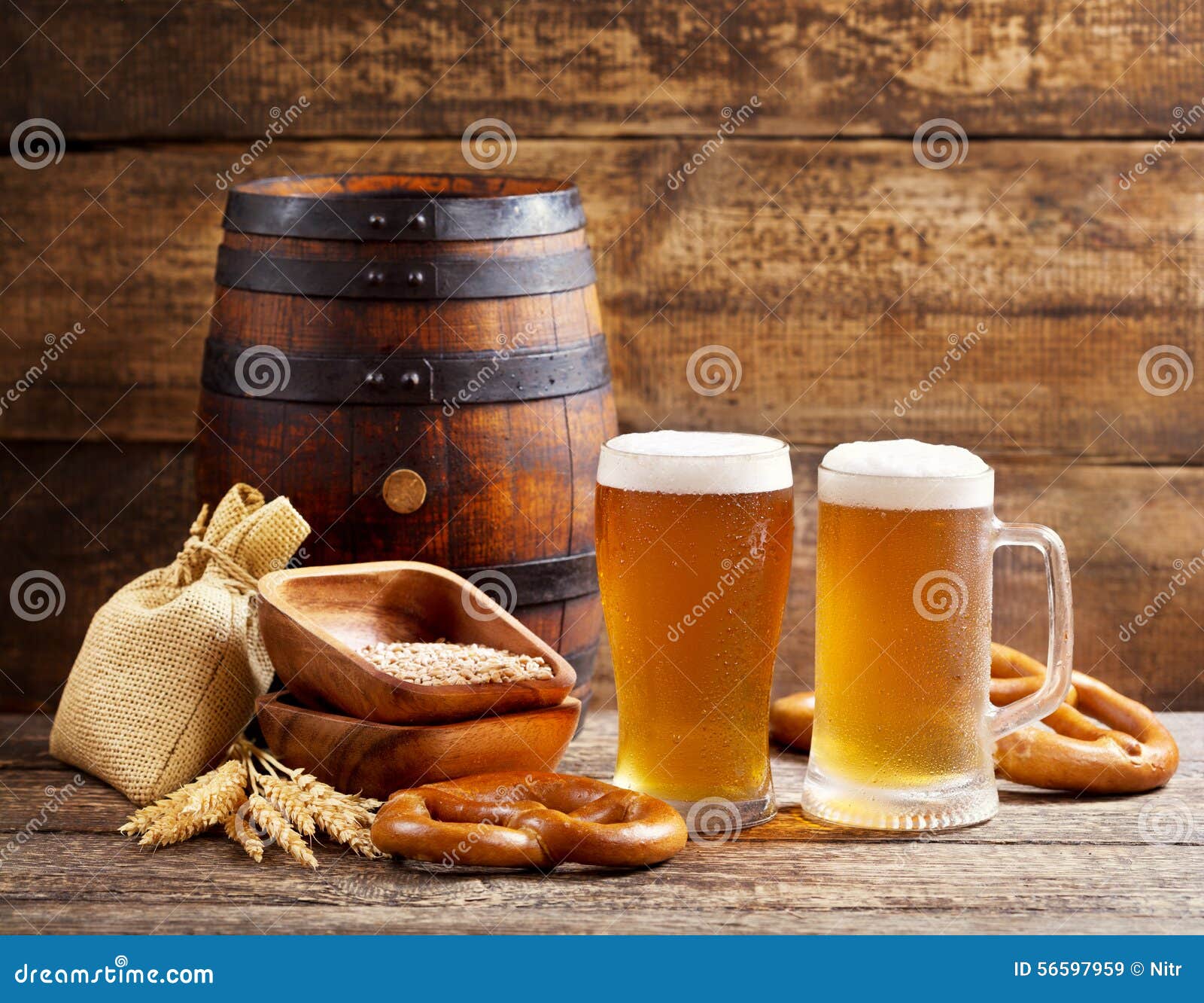 Glazen bier met vat stock afbeelding. Image of houder - 56597959