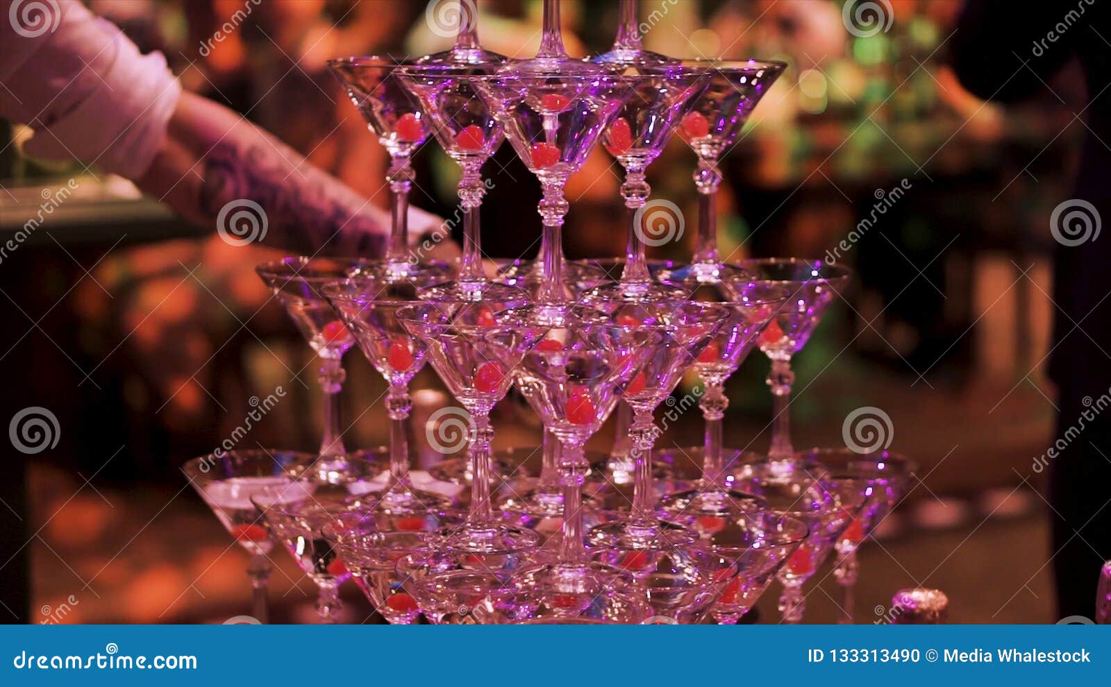 Glazen Met Martini-cocktail Met Ultraviolette Kleurenverlichting Klem ... Glazen Met Martini-cocktail Met Ultraviolette Kleurenverlichting Klem ...