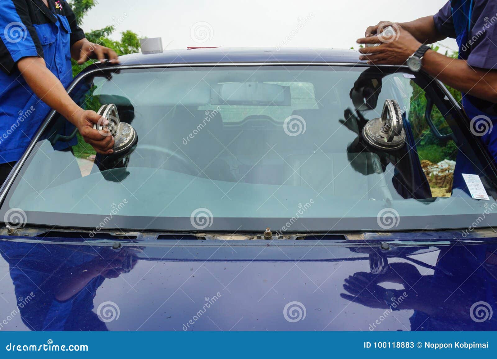 Glazier Using Application Gun To Apply Adhesive For Windscreen Stock ...