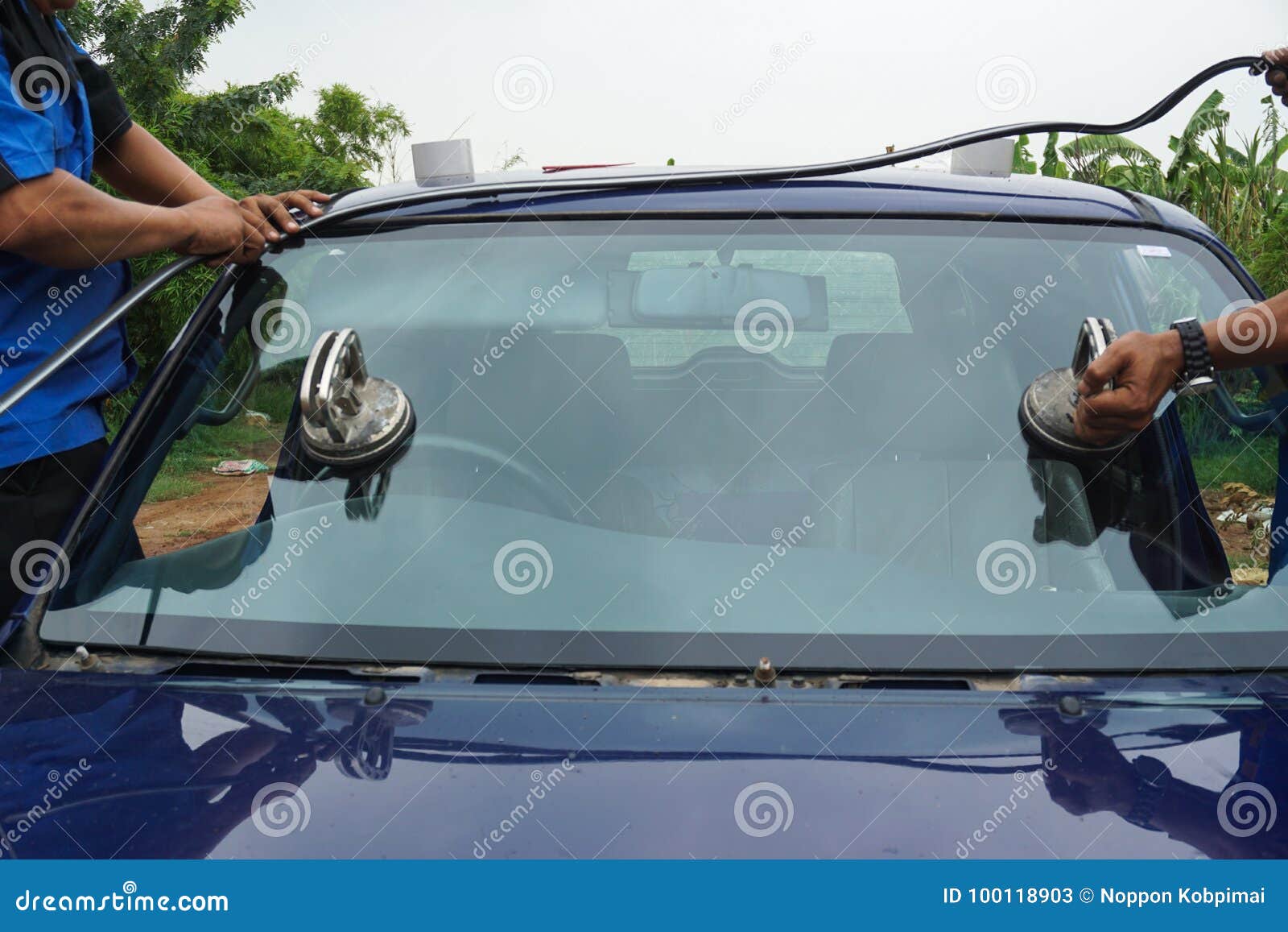 Glazier Using Application Gun To Apply Adhesive For Windscreen Stock ...