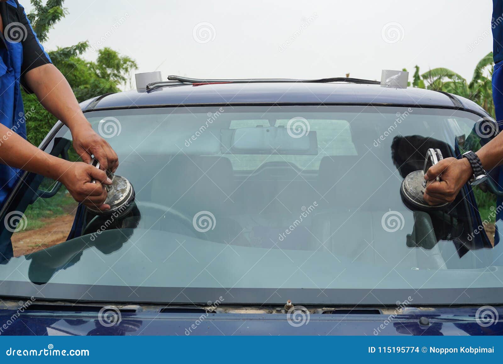 Glazier Using Application Gun To Apply Adhesive For Windscreen Stock ...