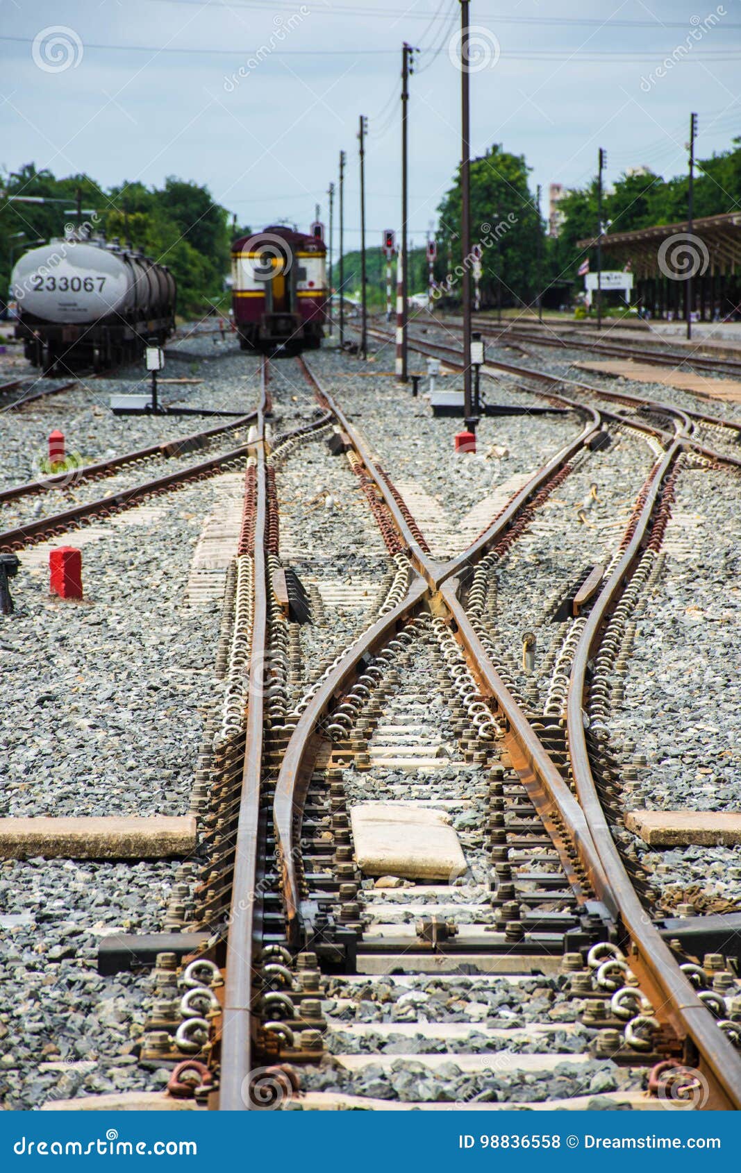 Gleis stockfoto. Bild von schiene, himmel, verkehr, eisenbahn - 98836558