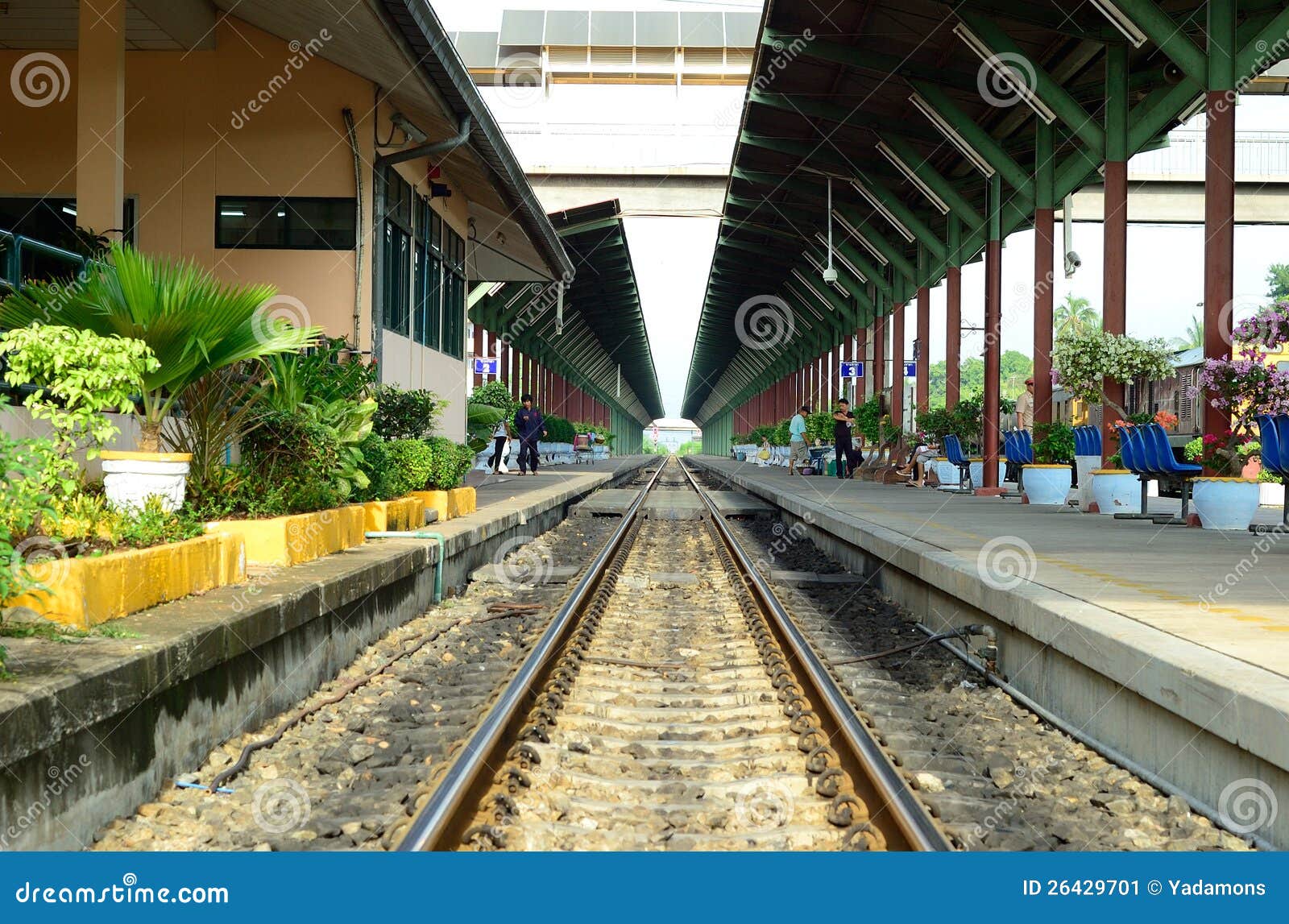 Gleis auf Bahnstation redaktionelles foto. Bild von bahnhof - 26429701