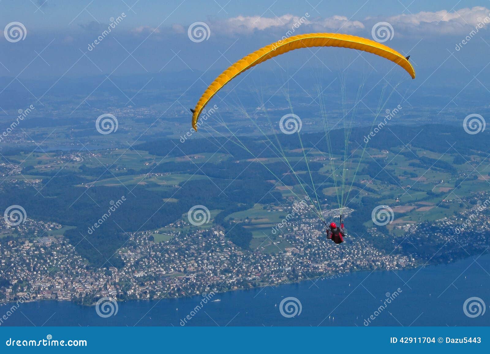 Gleitschirm über einem See stockfoto. Bild von steuerung - 42911704