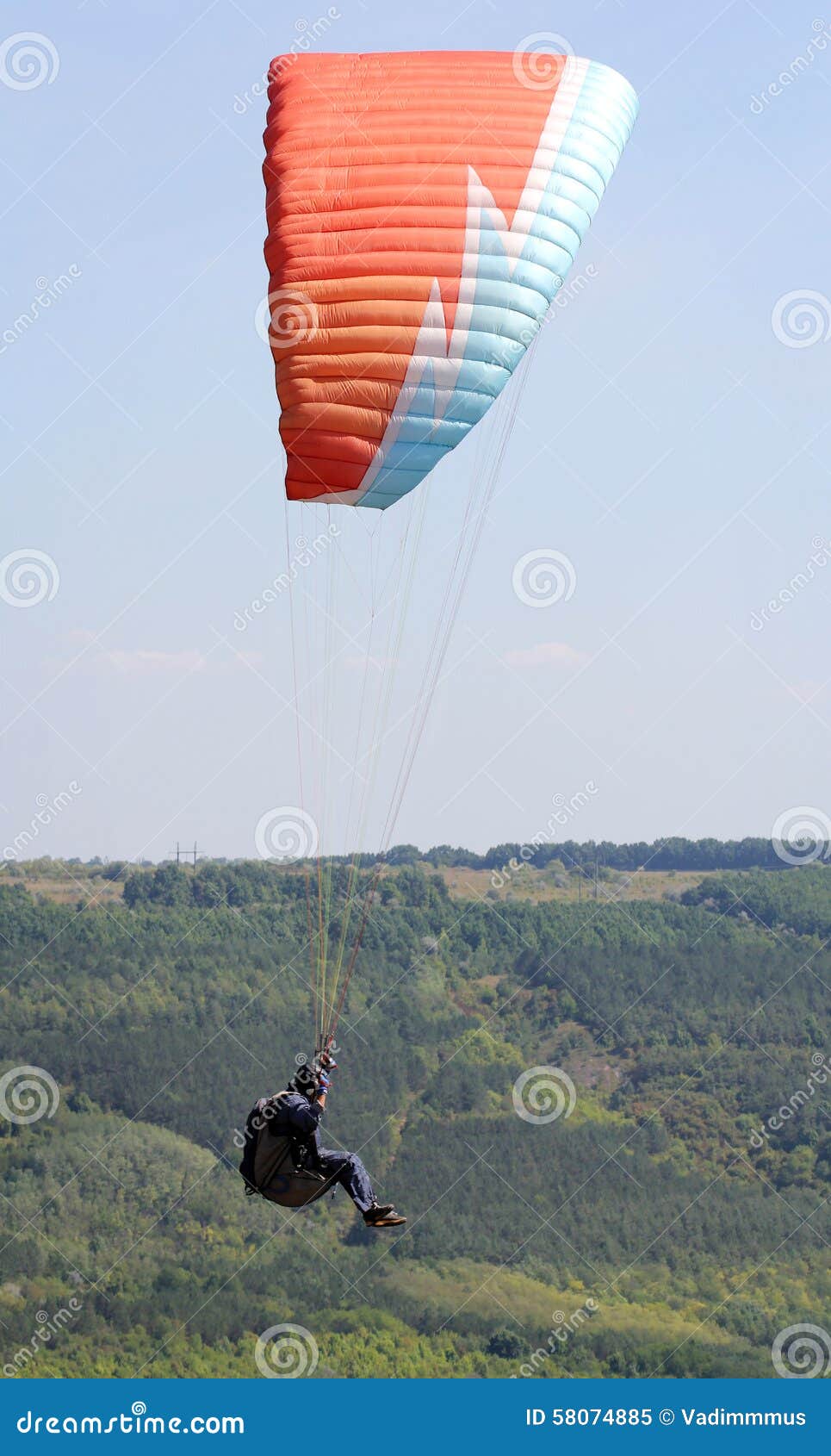 Gleitschirm stockbild. Bild von fliege, blau, frei, wald - 58074885