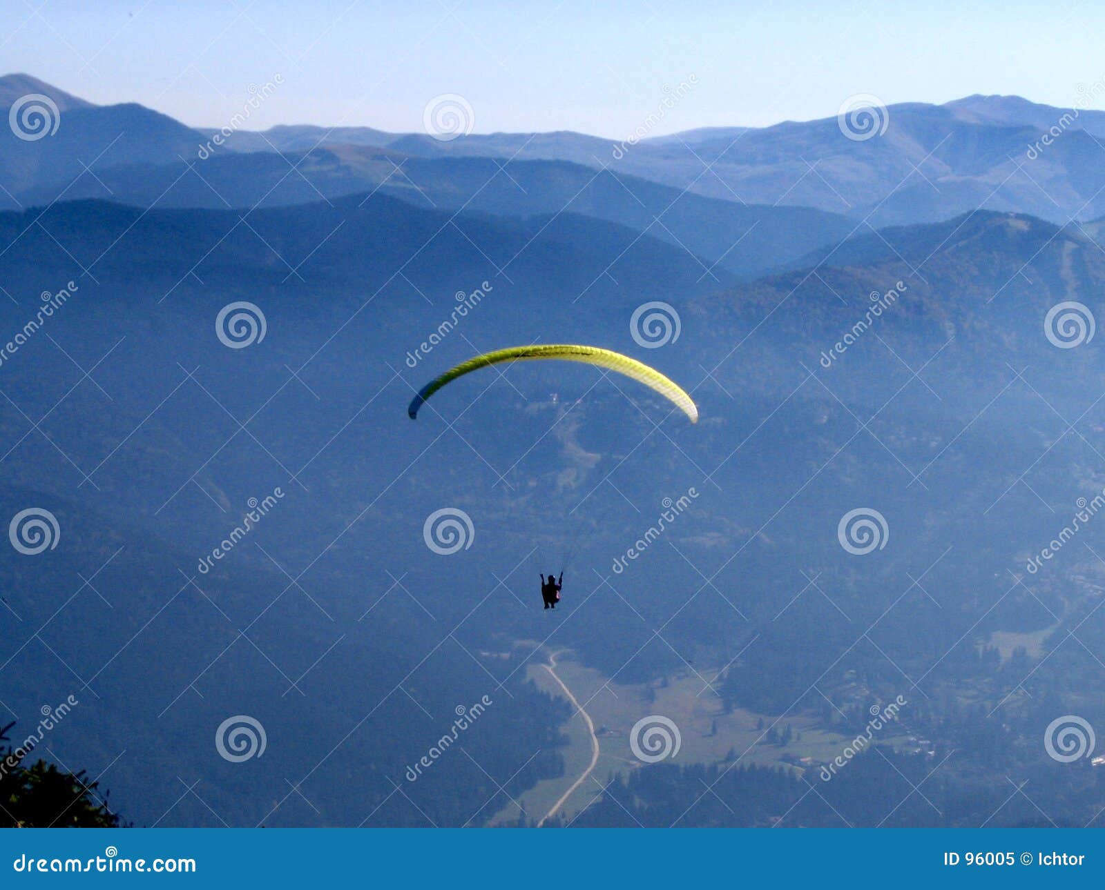 Gleitschirm stockbild. Bild von berg, extrem, wald, fliege - 96005