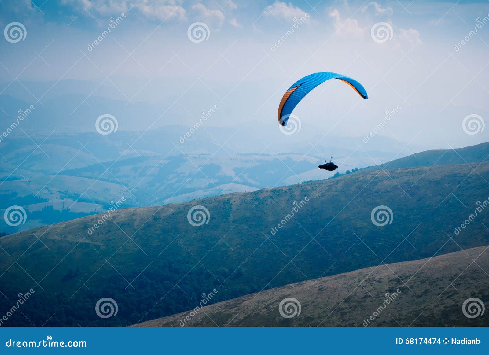 Gleitschirm beginnt stockfoto. Bild von gleiten, person - 68174474