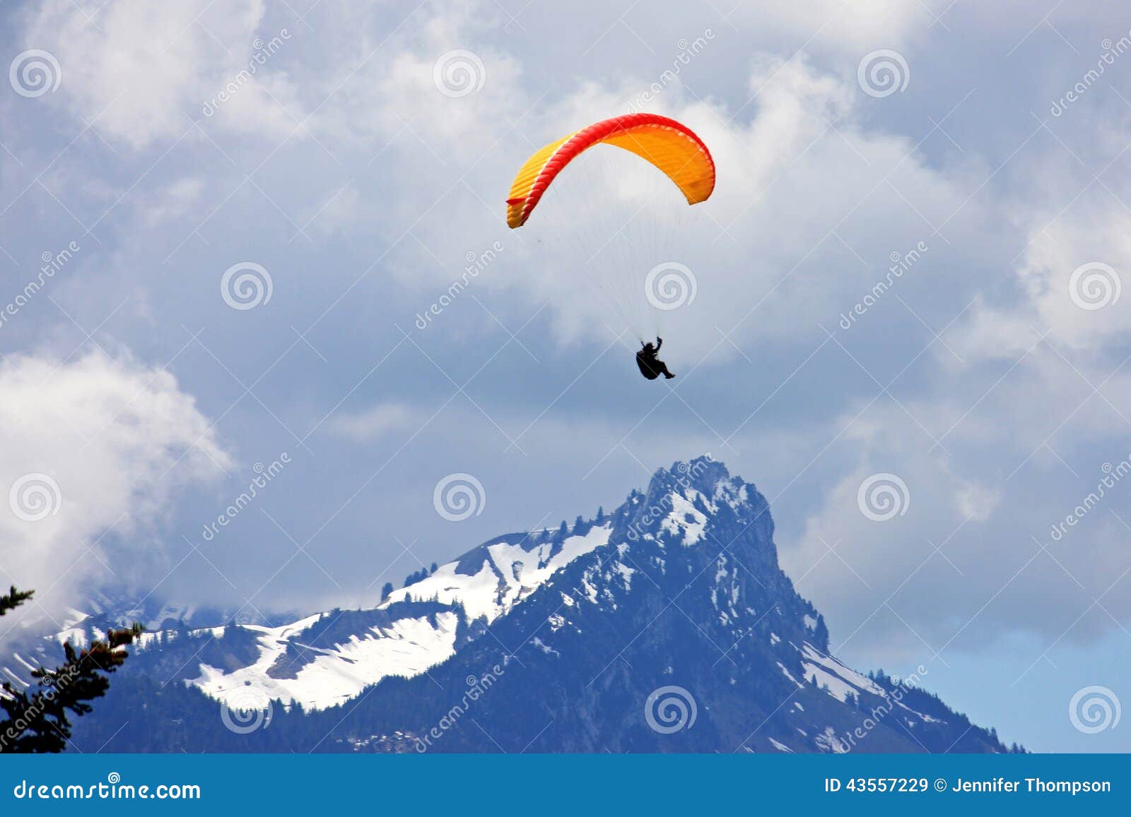Gleitschirm in den Alpen stockbild. Bild von verkehr - 43557229