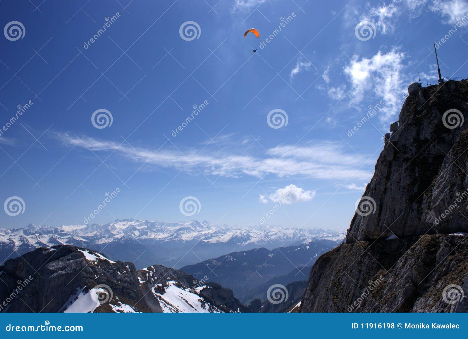 Gleitschirm in den Bergen stockfoto. Bild von montierung - 11916198