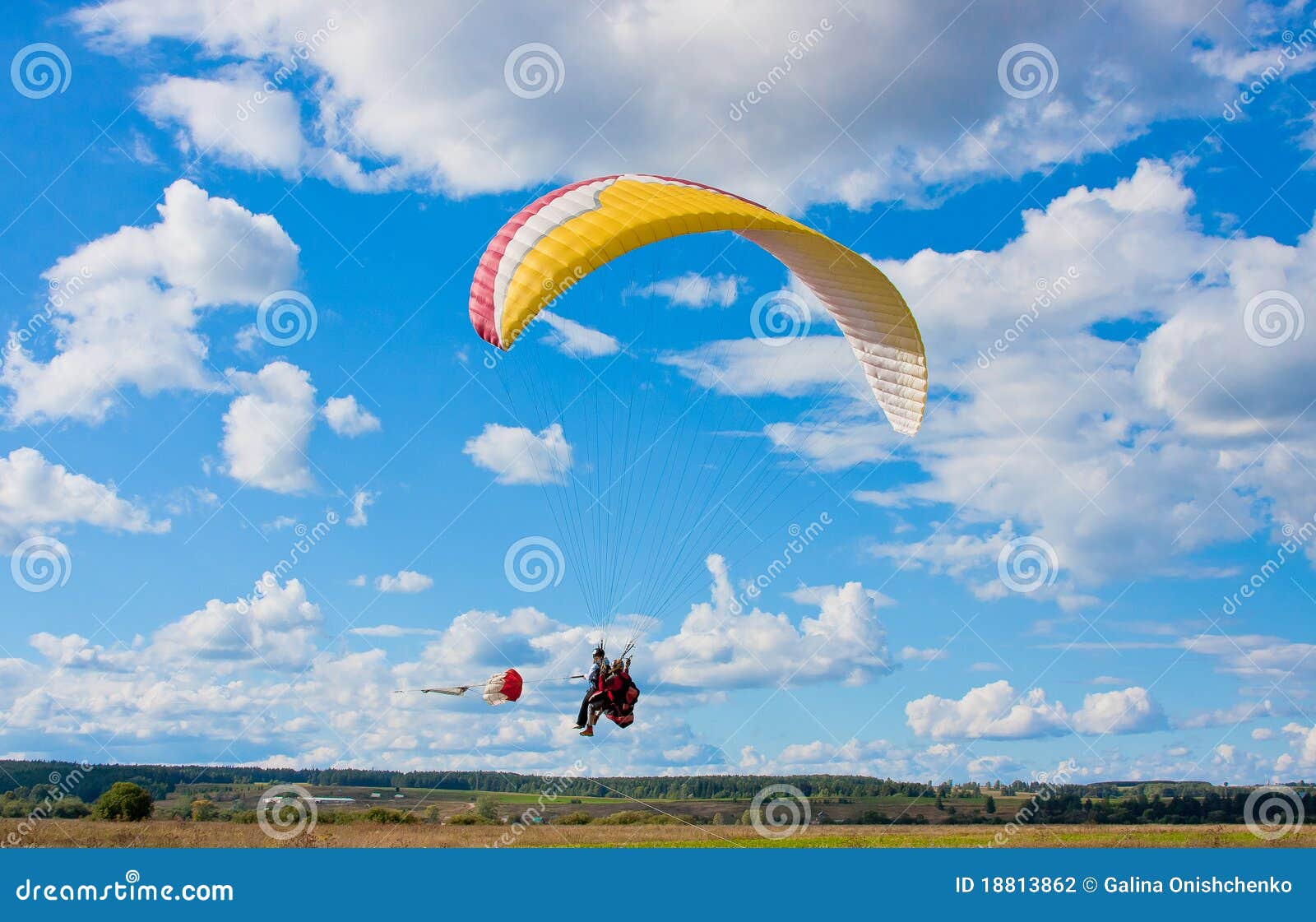 Gleitschirm Im Blauen Himmel Stockfoto - Bild von sturzhelm, rest: 18813862