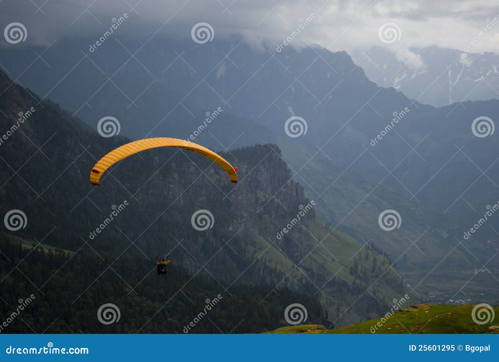 Gleitschirm redaktionelles bild. Bild von berg, touristen - 25601295