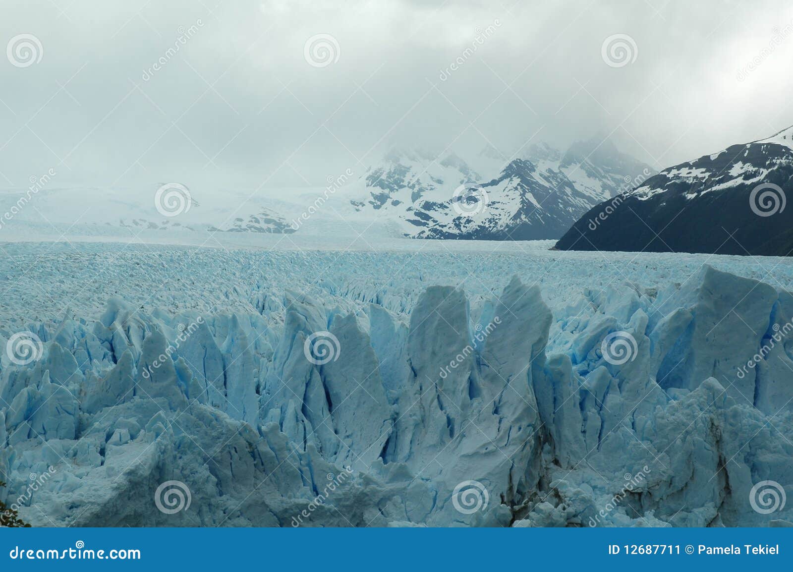 Gletsjer stock afbeelding. Image of gletsjer, ijsberg - 12687711