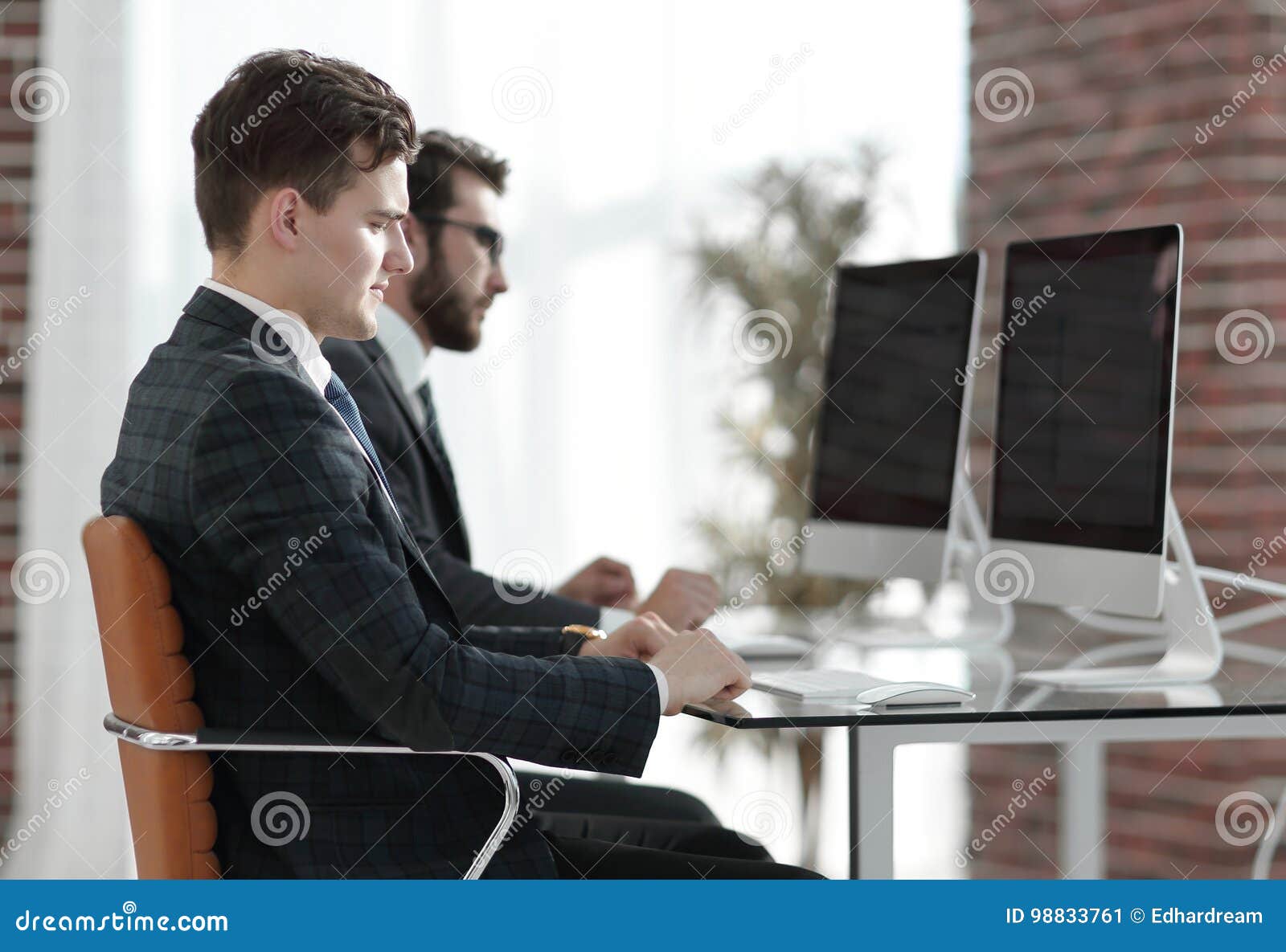 Gli Impiegati Lavorano Con I Computer in Un Ufficio Moderno Immagine ...