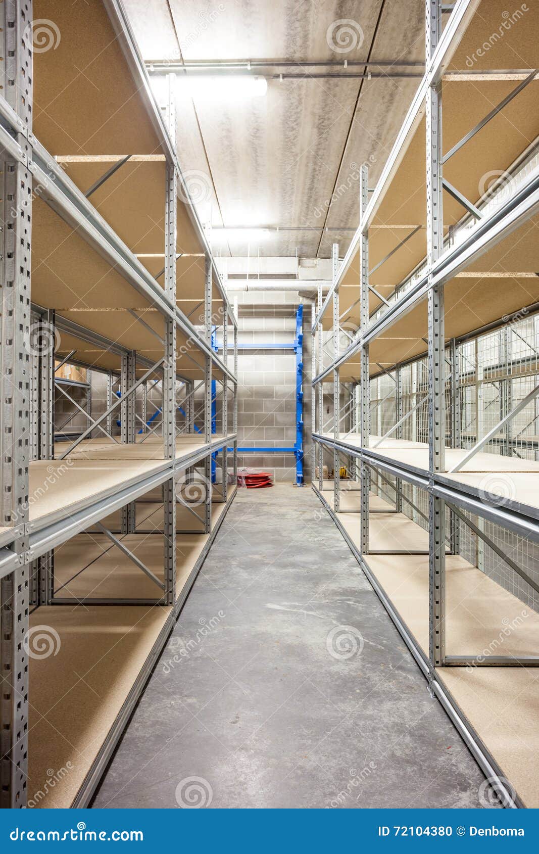 Gli scaffali di stoccaggio fotografia stock. Immagine di cremagliere ...