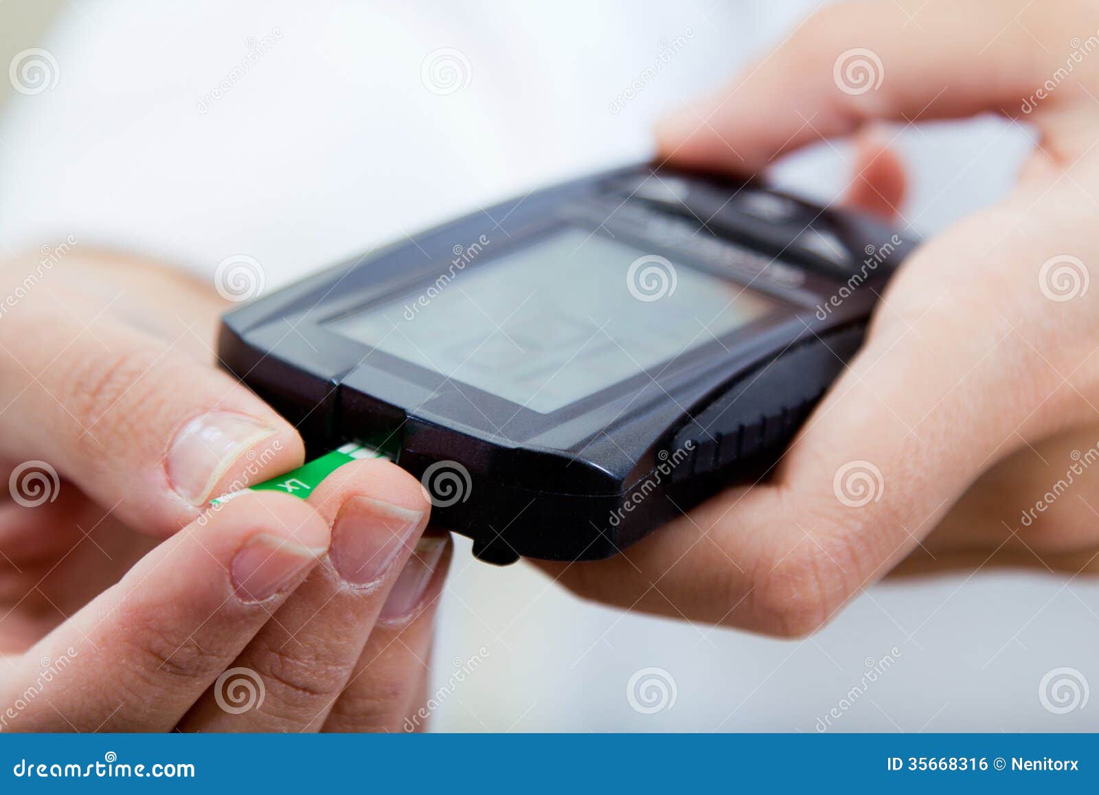 Glicemia Della Prova Di Diabete-control Con Il Glaucometer Fotografia ...