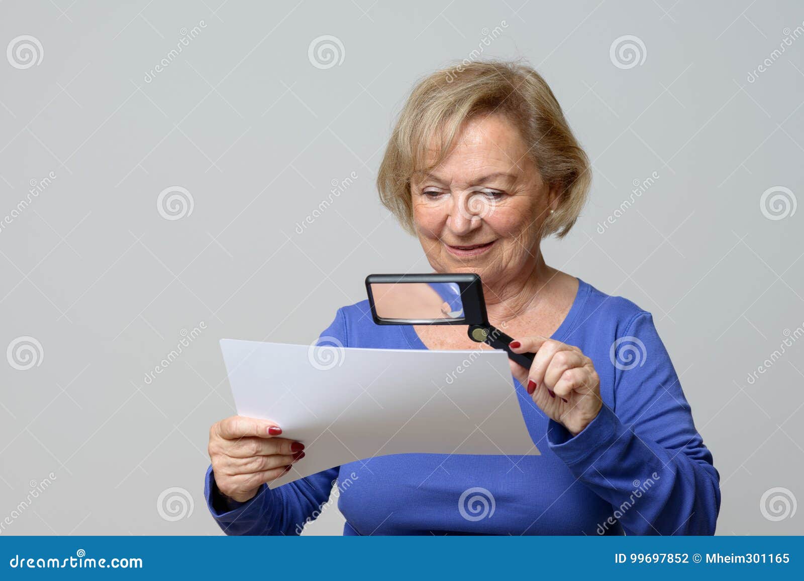 Glimlachend Bejaarde Die Een Vergrootglas Met Behulp Van Stock Foto ...