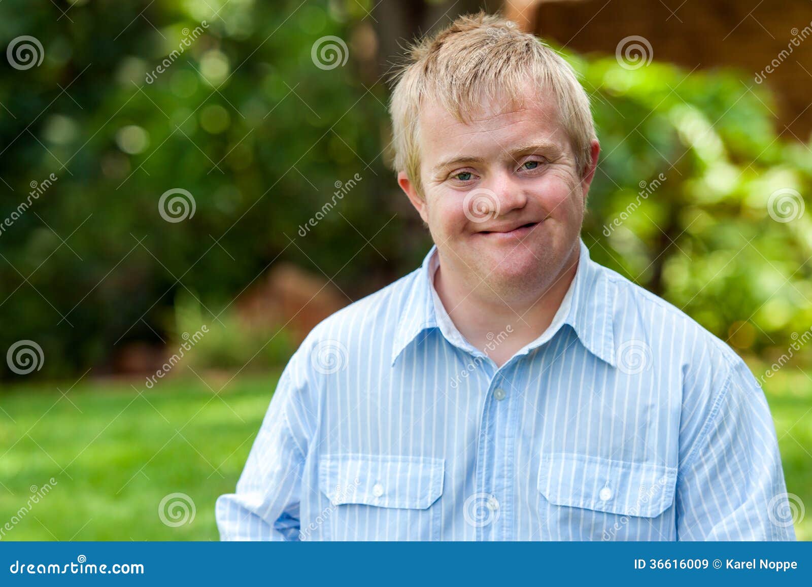 Glimlachende Gehandicapte Jongen in Openlucht. Stock Afbeelding - Image ...