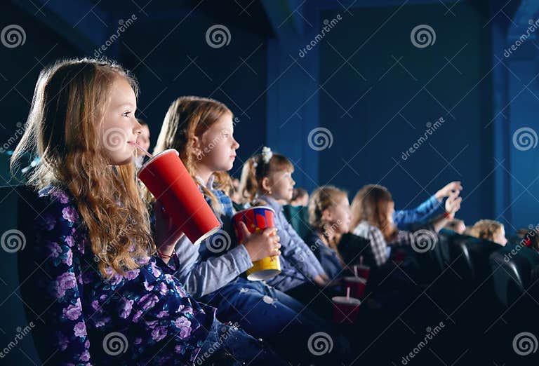 Glimlachende Jonge Toeschouwers Die Popcorn Eten En Op Beeldverhaal In