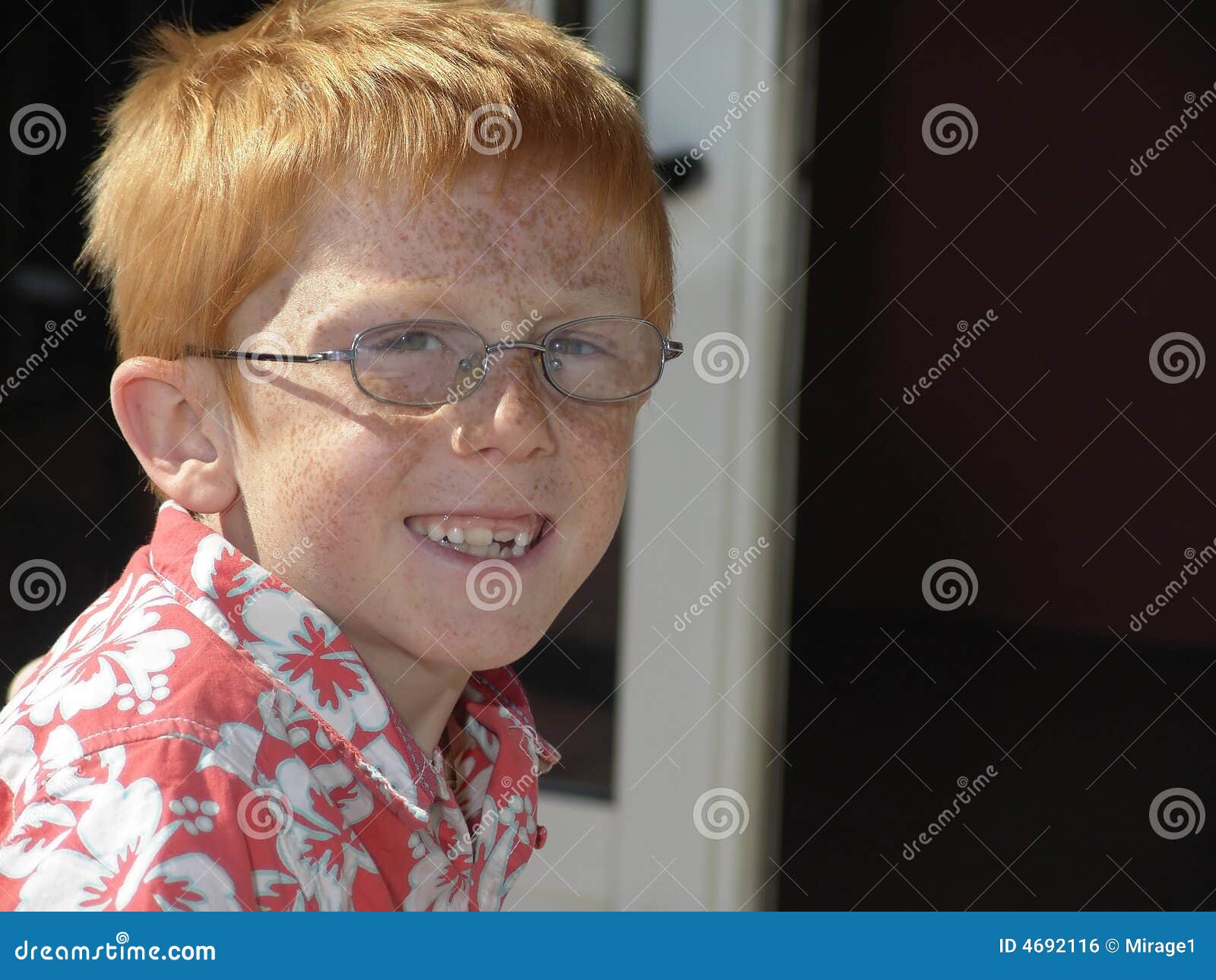 Glimlachende Jongen Met Sproeten Stock Foto - Afbeelding bestaande uit ...