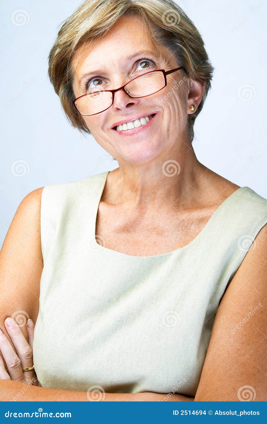 Glimlachende Medio Volwassen Vrouw Stock Foto - Image of kaukasisch ...