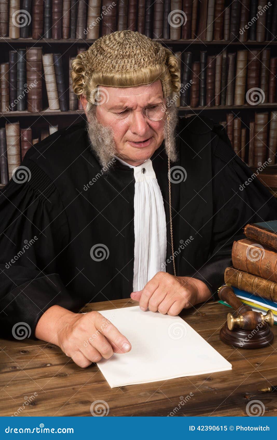 Glimlachende oude rechter stock afbeelding. Image of rechtszaal - 42390615