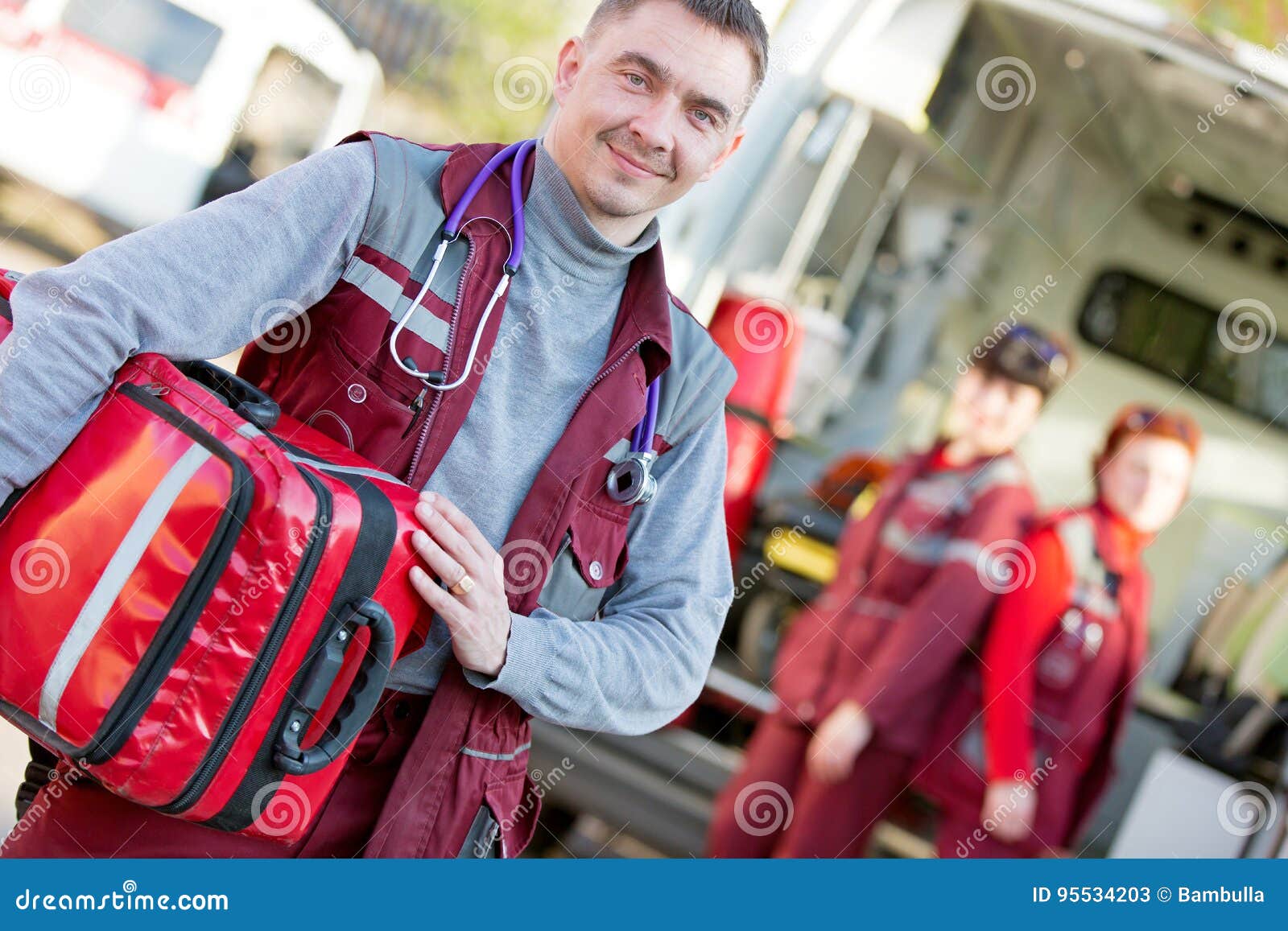 Glimlachende Paramedicus Met Het Team Van De Medewerkercollega Stock ...