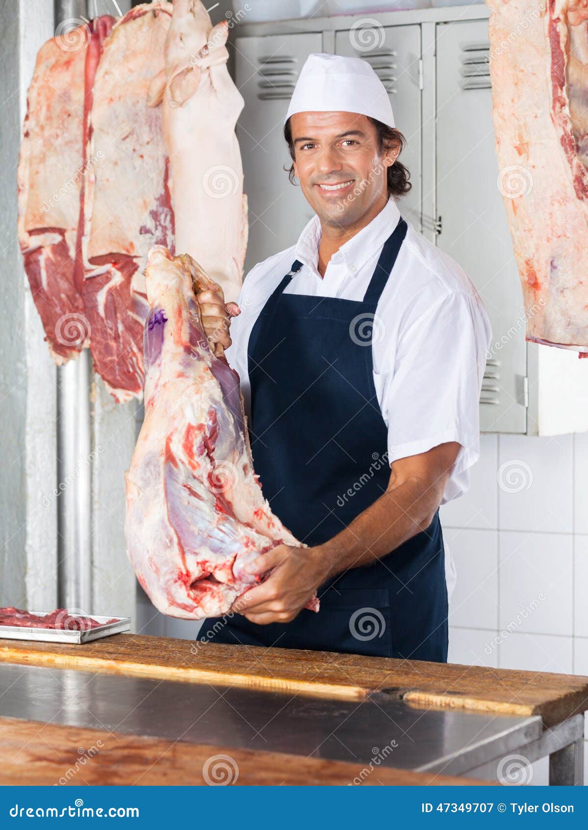 Glimlachende Slager Holding Meat Stock Afbeelding - Image of beroep ...