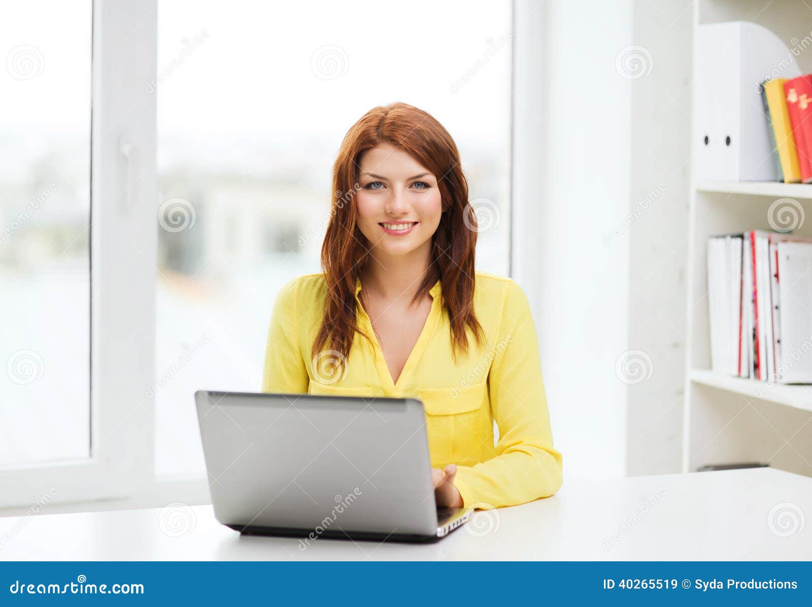 Glimlachende Student Met Laptop Computer Op School Stock Afbeelding ...