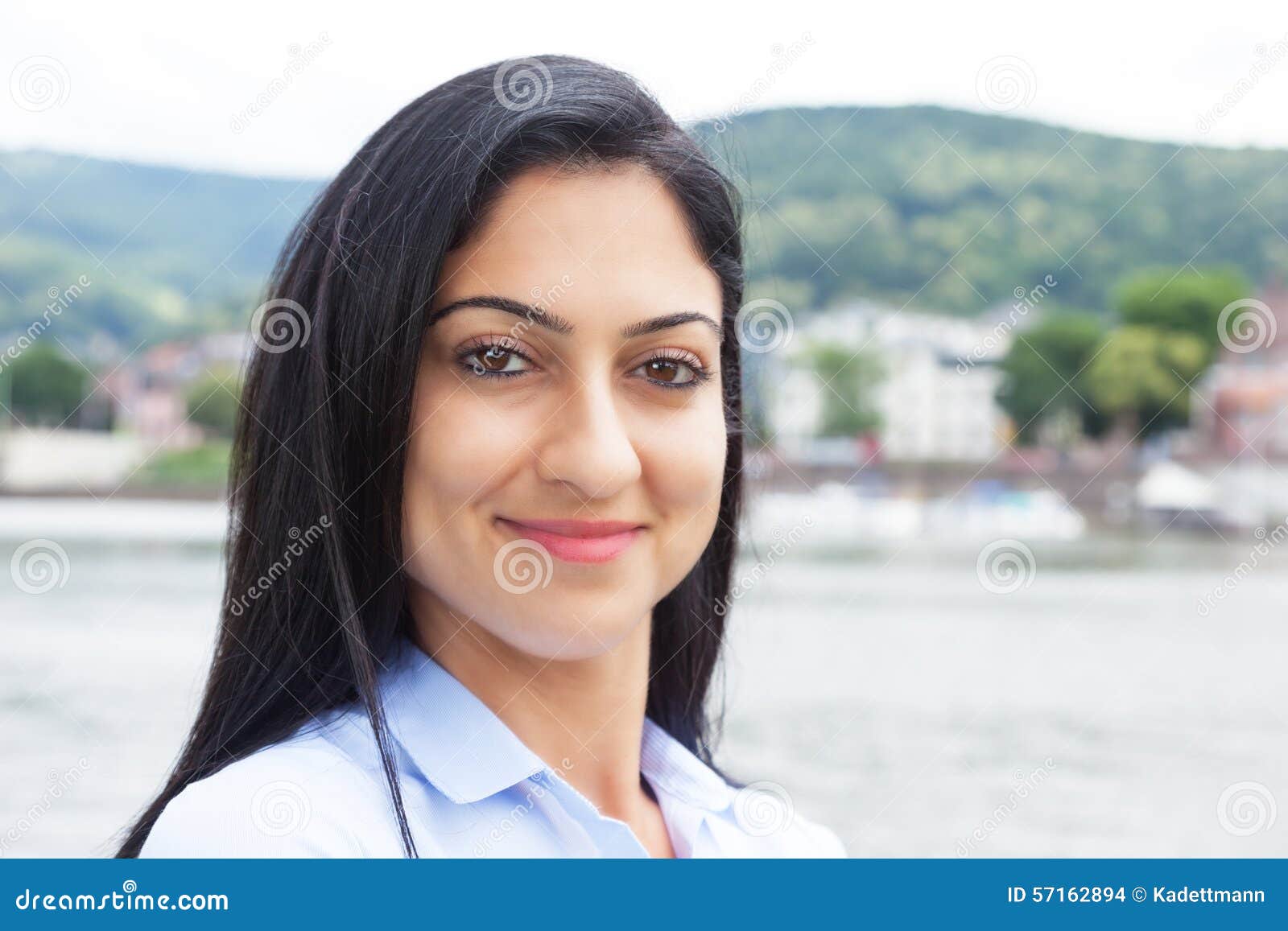 Glimlachende Turkse Vrouw Buiten Stock Foto - Image of gezicht, wapens ...