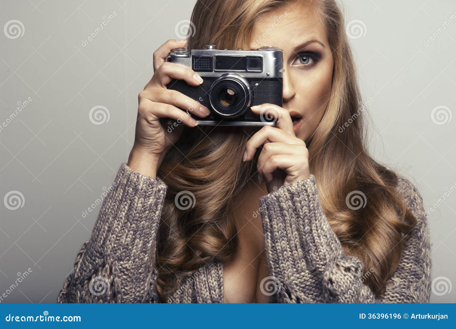 Glimlachende Vrouw Met Camera Stock Foto - Image of geïsoleerd, glamour ...