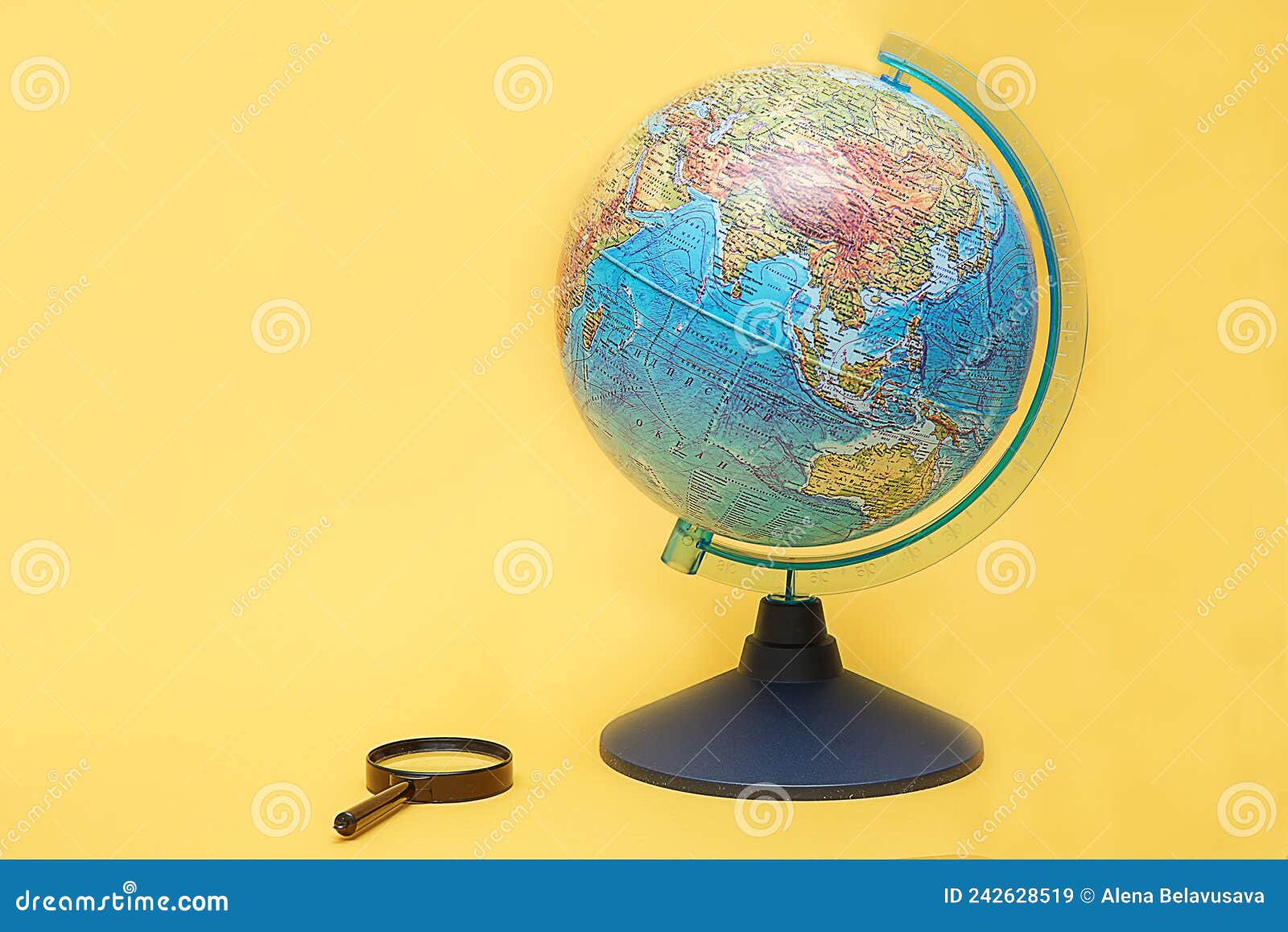 Globo Com Lupa Em Fundo Amarelo Imagem de Stock - Imagem de mundo ...