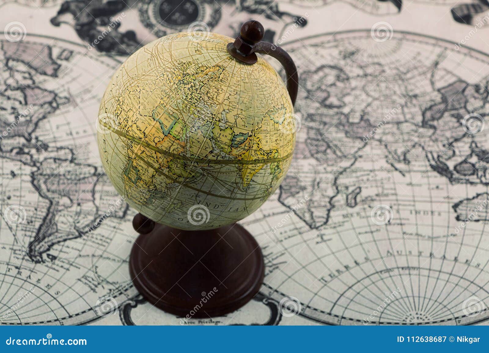 Globo en el mapa del mundo imagen de archivo. Imagen de icono - 112638687