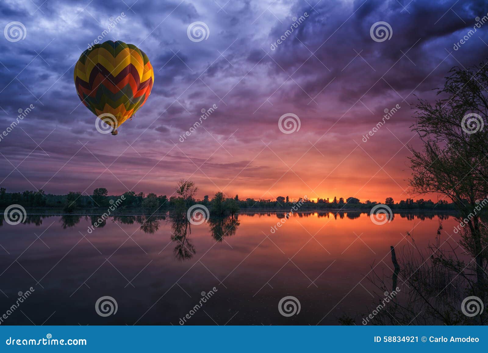 Globo en la puesta del sol imagen de archivo. Imagen de cubo - 58834921