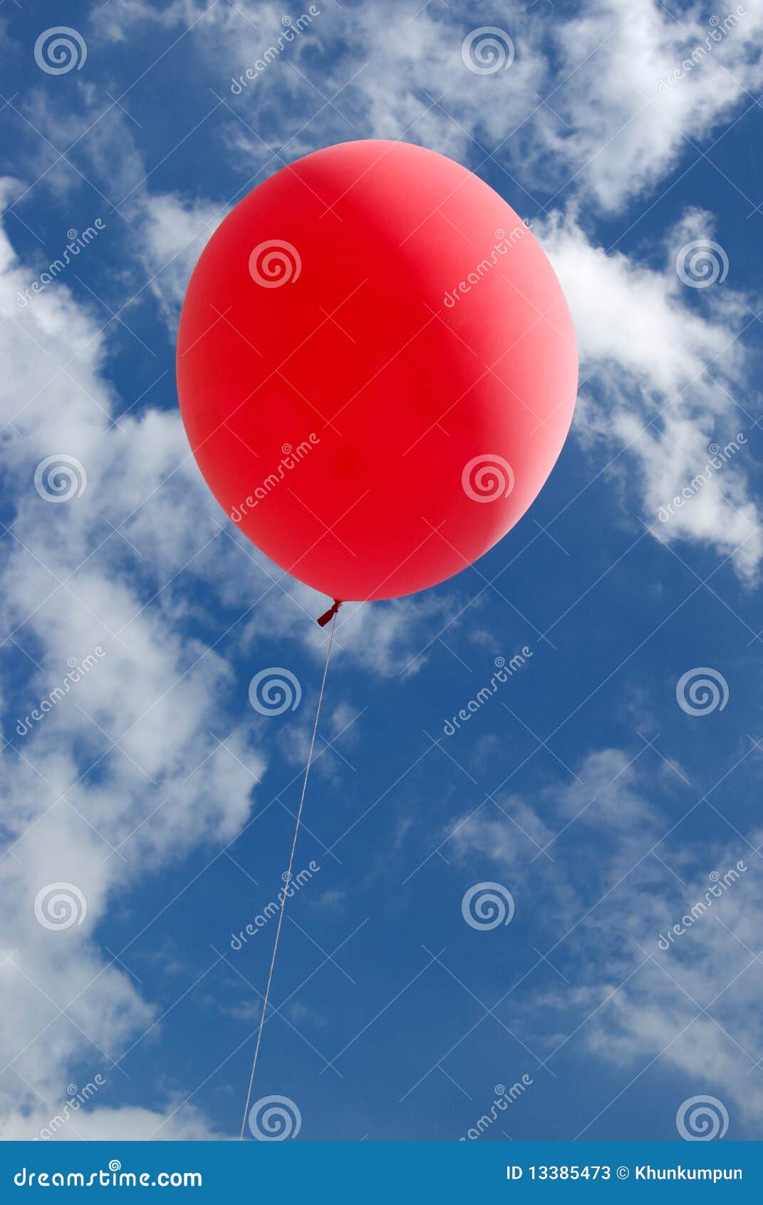 Globo rojo imagen de archivo. Imagen de azul, cielo, punta - 13385473