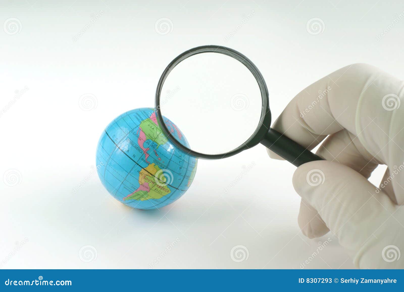 Globo y lupa de la tierra imagen de archivo. Imagen de mirada - 8307293