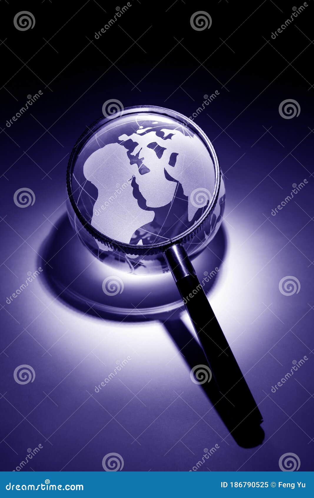 Globo y lupa imagen de archivo. Imagen de global, foco - 186790525