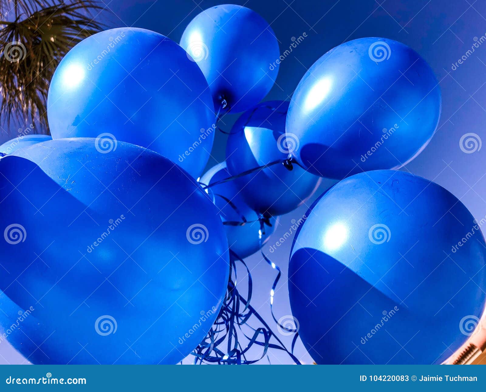 Globos azules y cielo azul imagen de archivo. Imagen de extracto ...