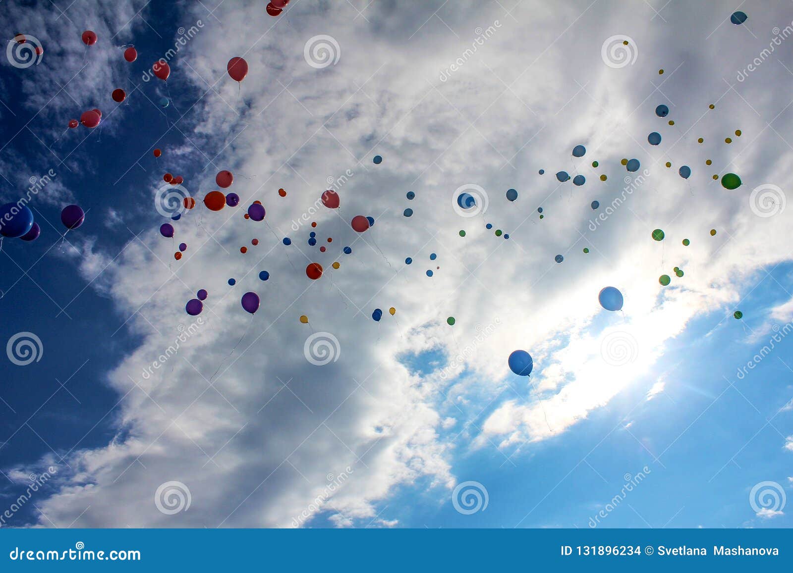 Globos Coloridos Que Se Van Volando Al Cielo Foto de archivo - Imagen ...