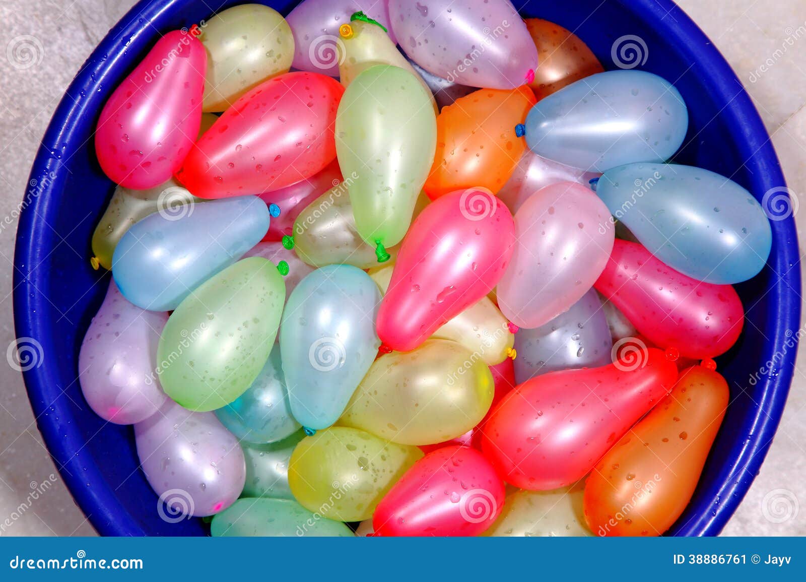 Globos De Agua Multi Del Color En Una Cesta Imagen de archivo - Imagen ...