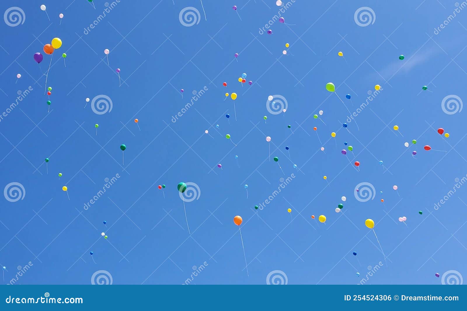 Globos De Colores En El Cielo Azul Claro! Foto de archivo - Imagen de ...