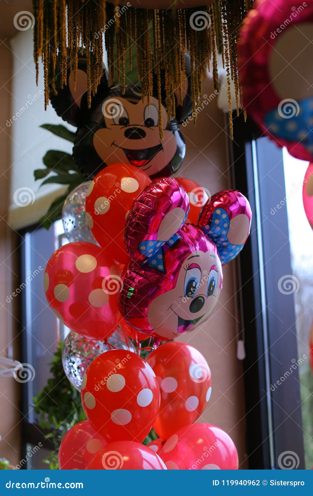Globos de Mickey Mouse fotografía editorial. Imagen de globos - 119940962