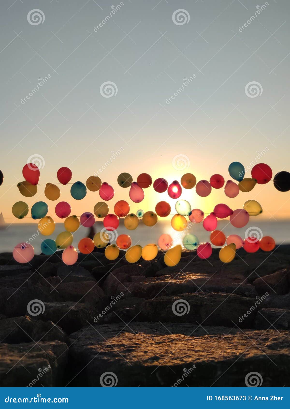 Globos En Los Rayos Del Sol Abrasador Imagen de archivo - Imagen de ...