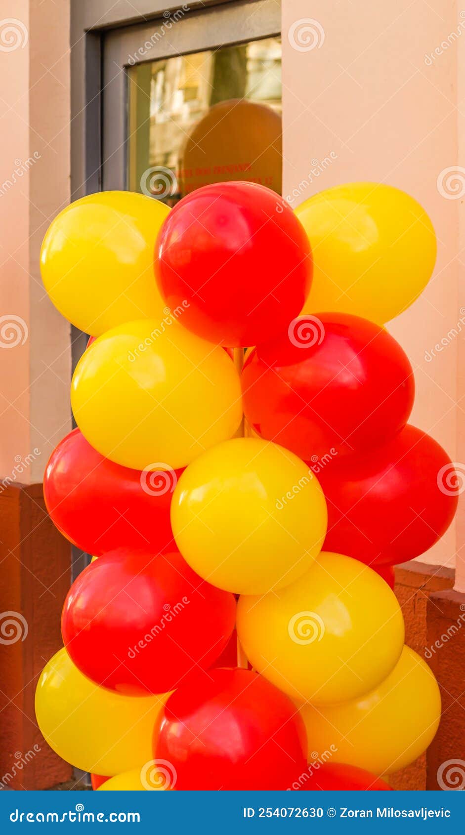 Globos rojos y amarillos foto de archivo. Imagen de hermoso - 254072630