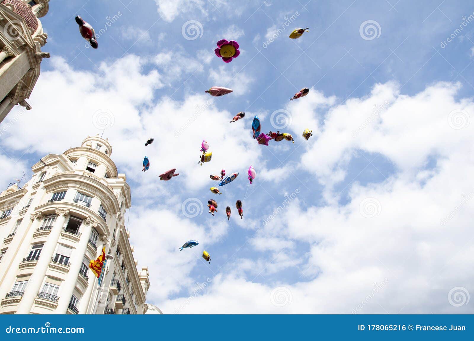 Globos volando foto de archivo. Imagen de sunlight, persona - 178065216