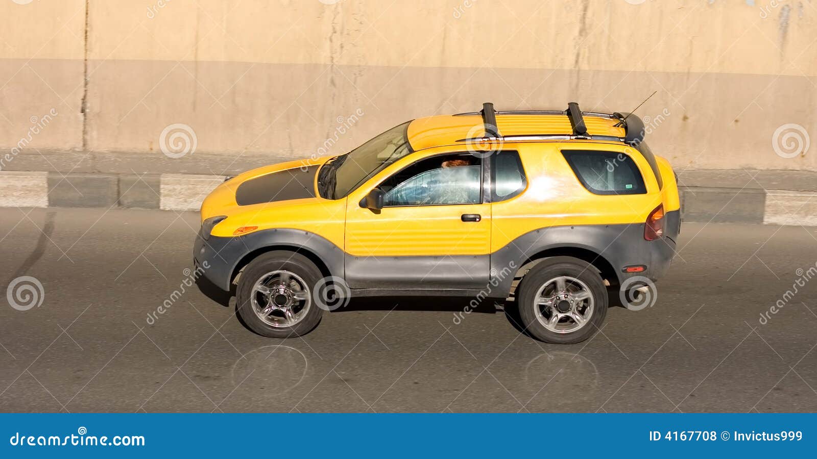 GLOEDNIEUWE gele AUTO stock foto. Image of auto, geel - 4167708