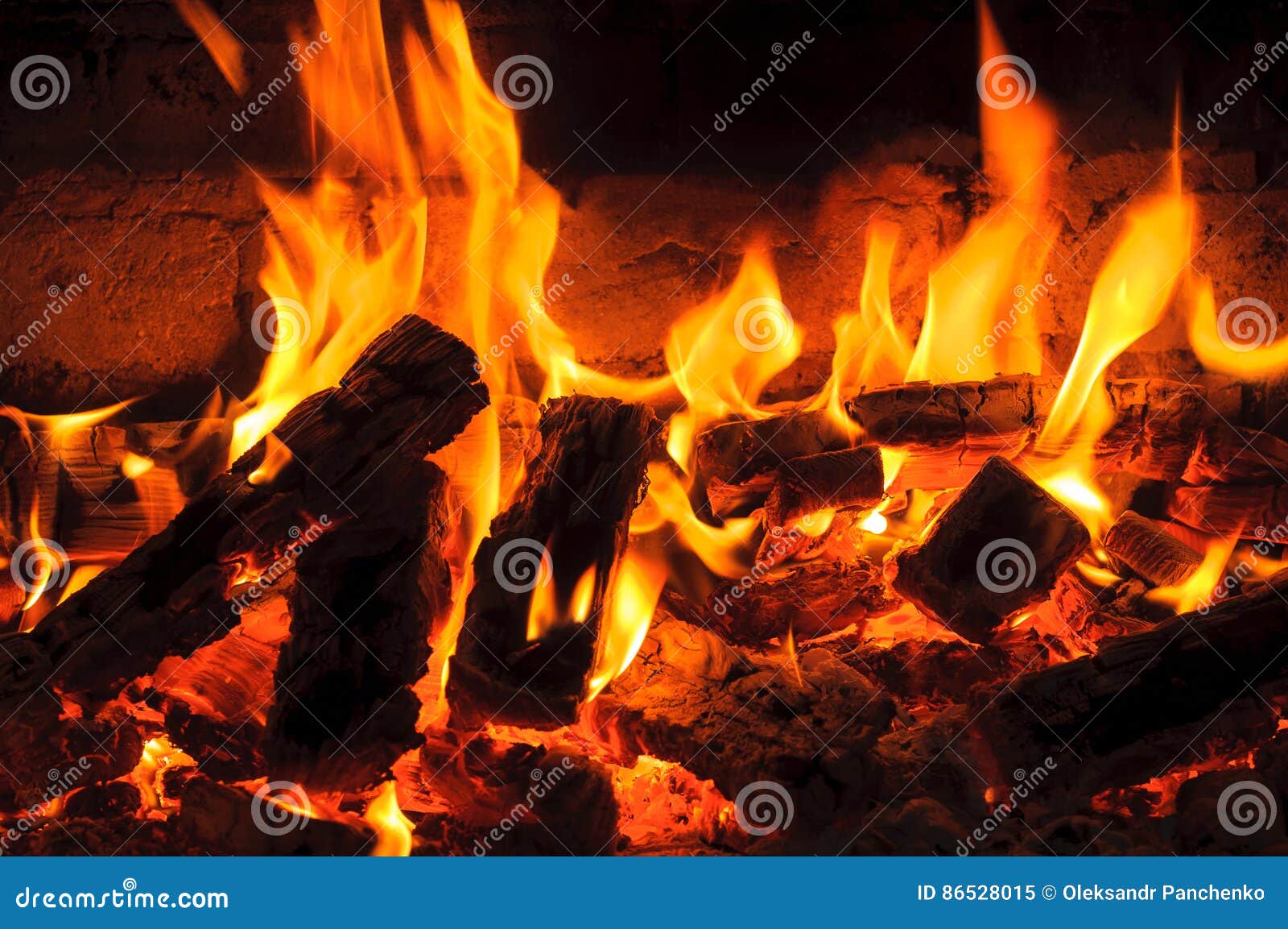 Glowing Log in a Dying Fire Stock Image - Image of fiery, dying: 86528015