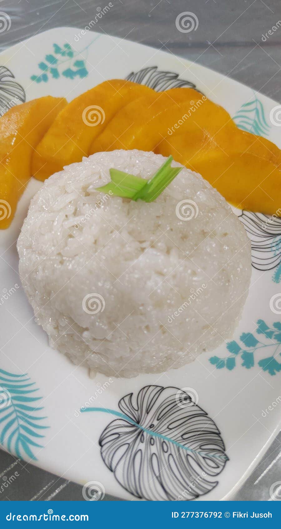 Glutinous Paste Filled with Sweet-smelling Mango from Perlis, Malaysia ...