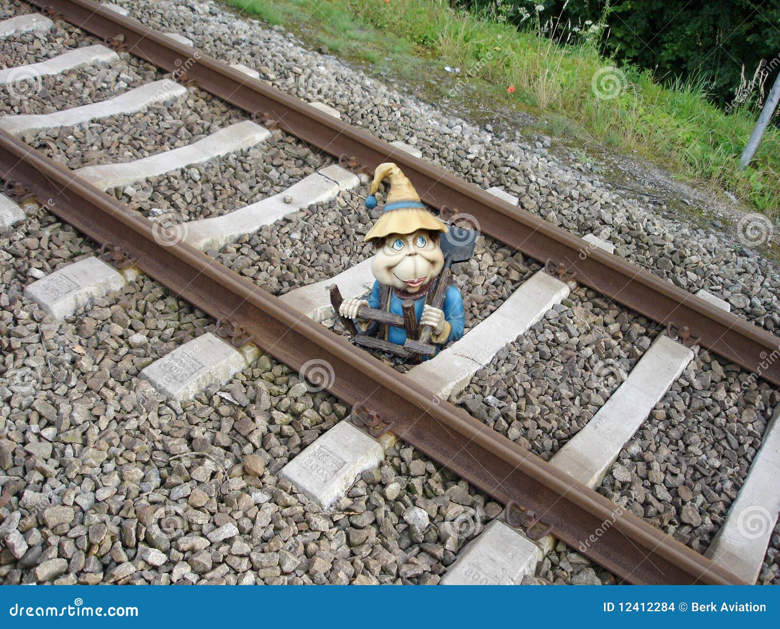 Gnome at work stock illustration. Illustration of green - 12412284